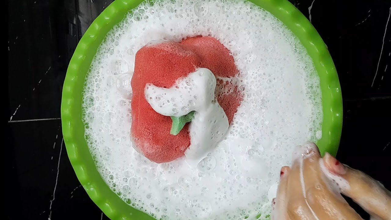 squeezing sponge in 1 minute challenge - YouTube