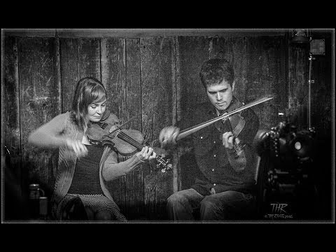 Laura Feddersen & Nathan Gourley -#9 LIVE at The Ale House - YouTube