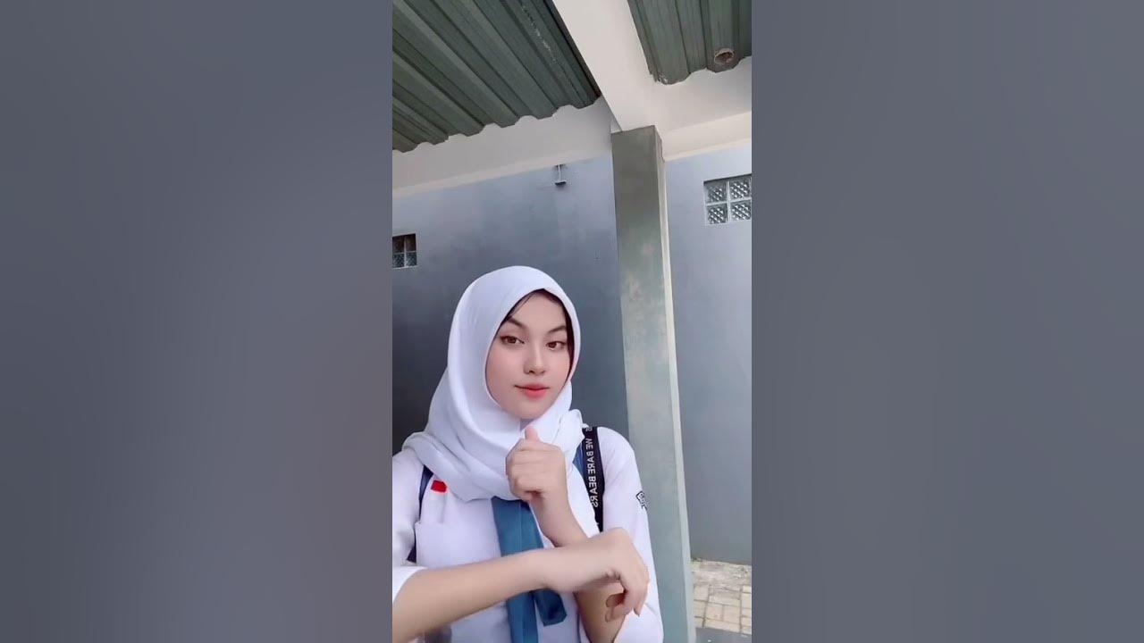 Cewek SMA seksi pargoy pake baju ketat - YouTube