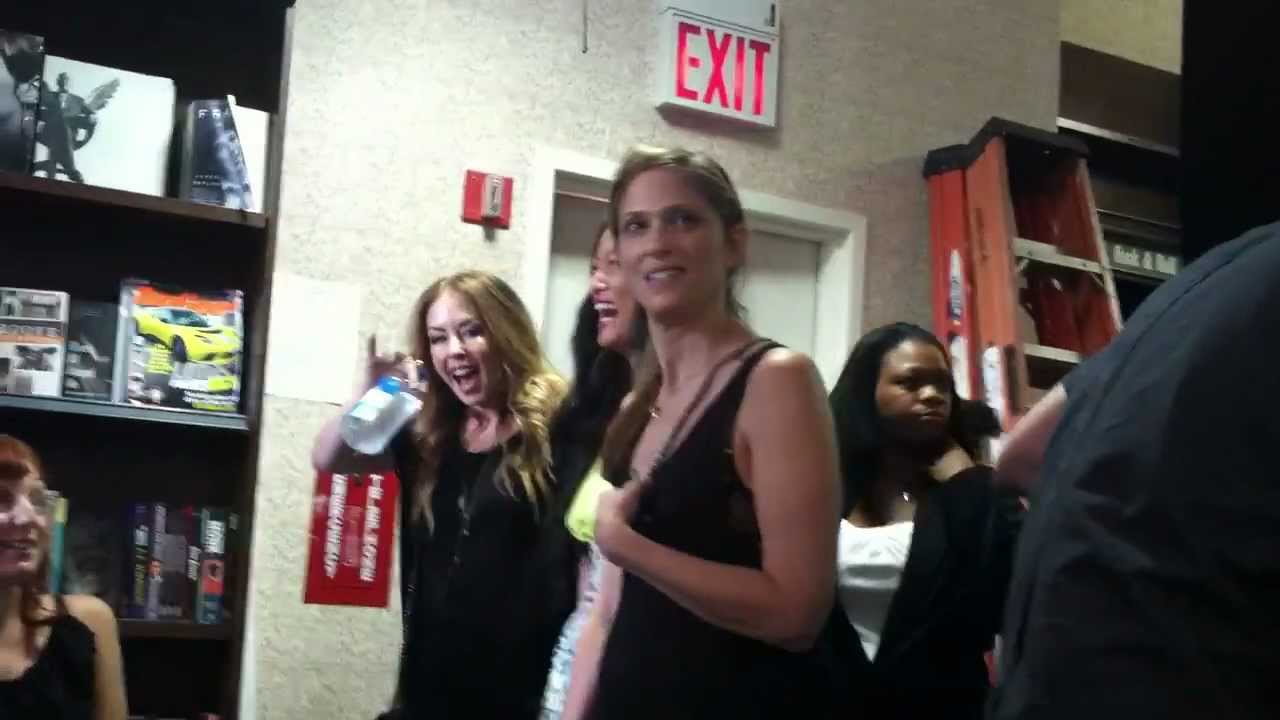 Shay Mitchell little dance to Beyonce (Walks in with Chloe Flower ...