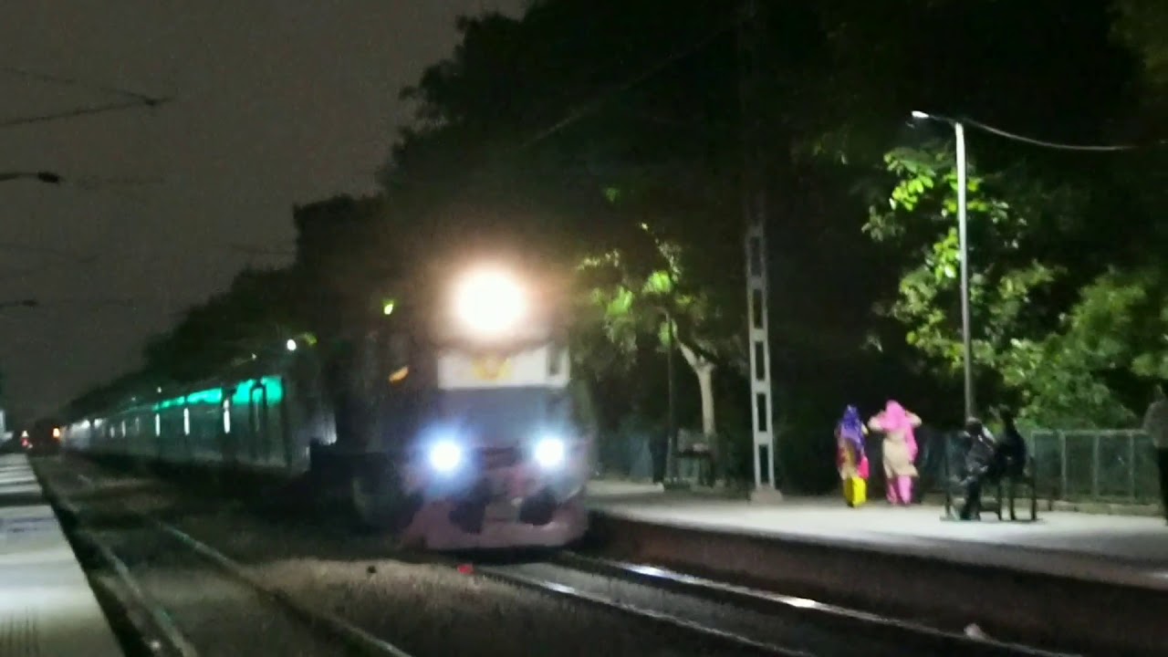 Swarna Jayanti Rajdhani express at Night Indian railways - YouTube