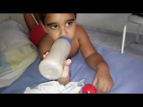 Gabriel bebé tomando mamadeira