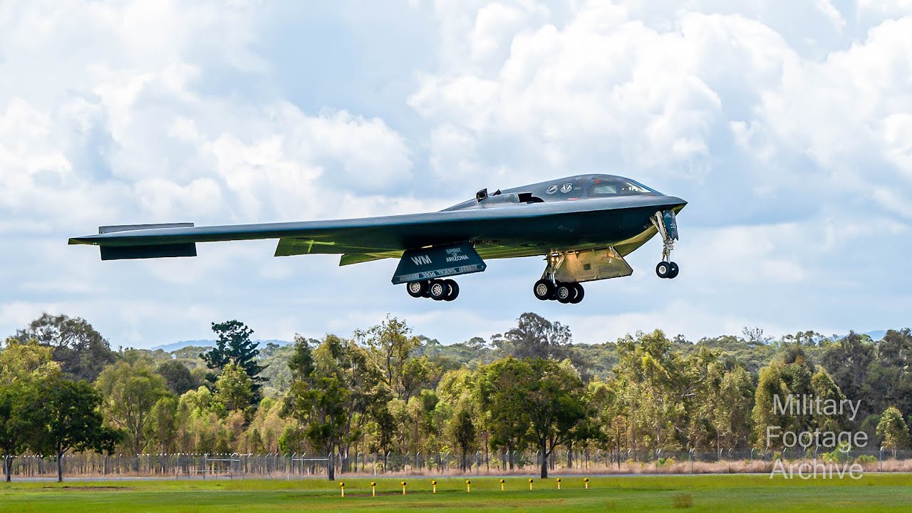 U.S. B-2 Spirit Stealth Bomber . Here's What It Looks Like Up Close ...
