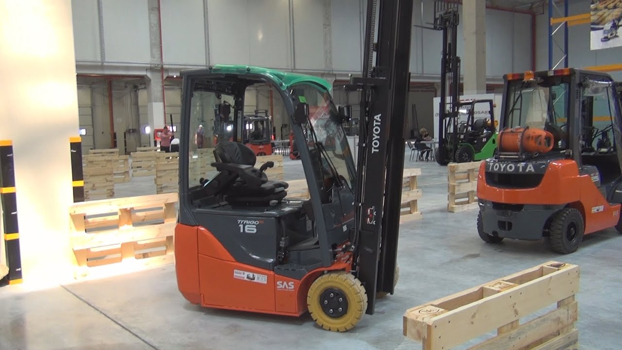 Toyota Traigo 48 Forklift Exterior and Interior in 3D - YouTube