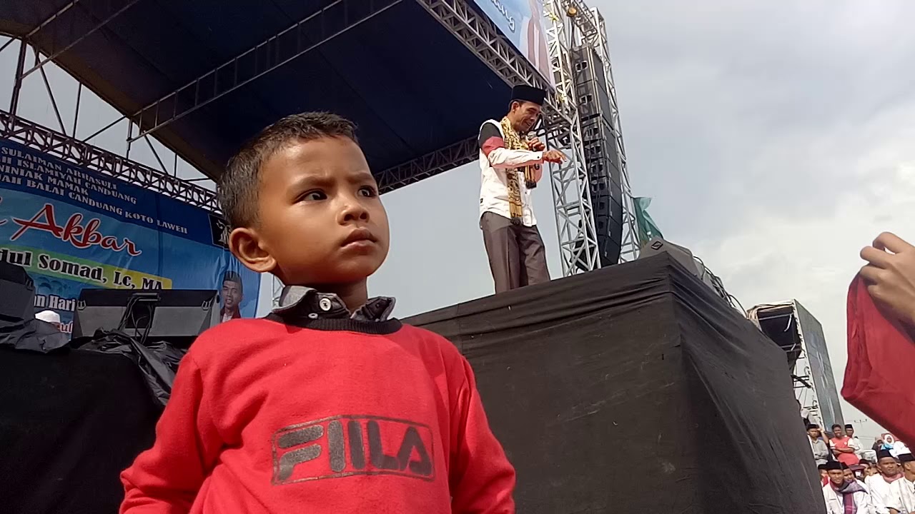 Anak kecil jaga ustad Abdul Somad - YouTube