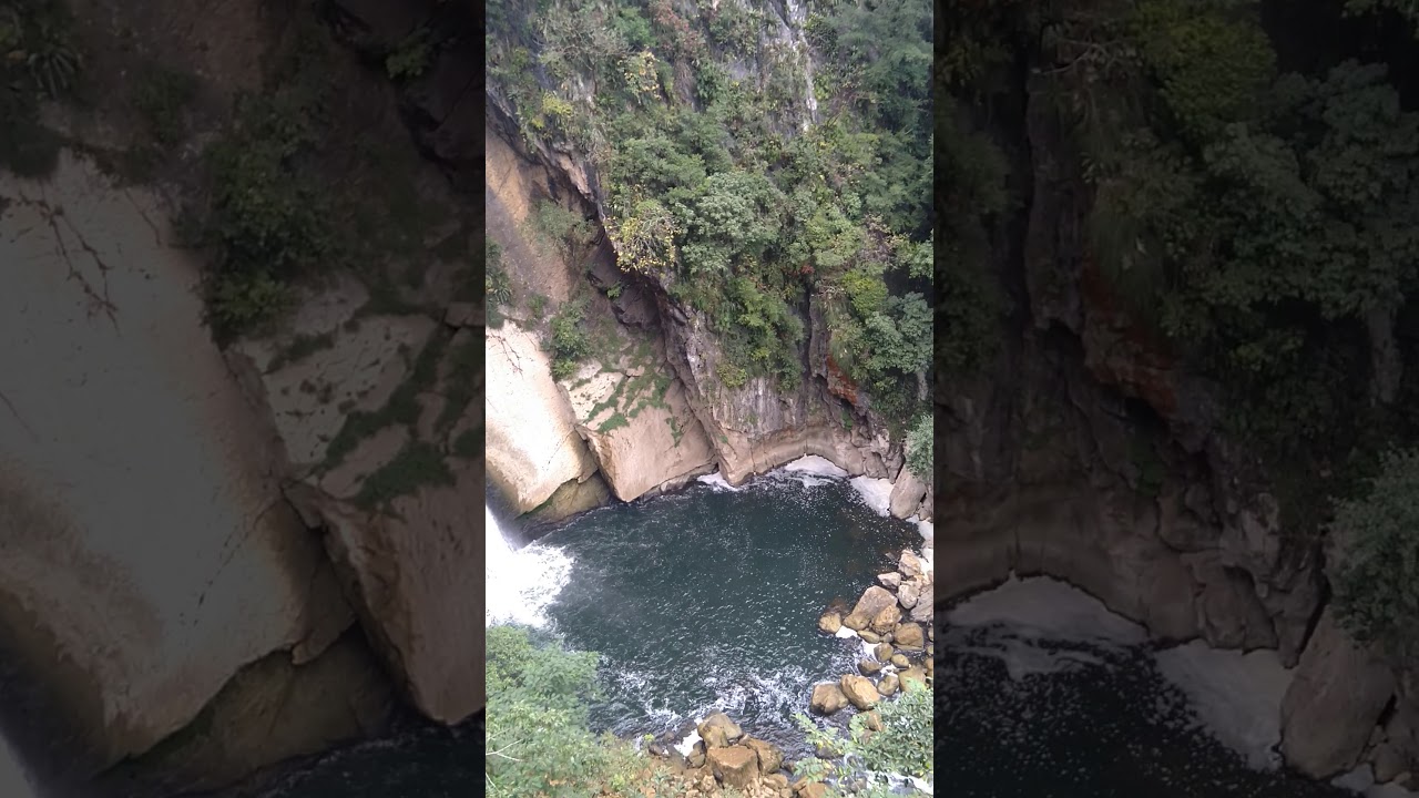 Vista panorámica de la barranca y cascada de Atoyac desde el túnel ...