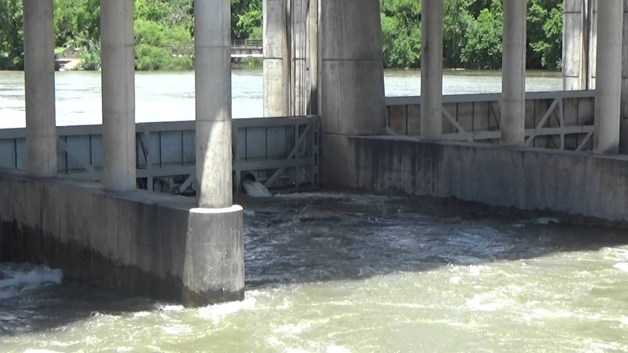 Currents of Longhorn Dam after 2016 flood. - YouTube