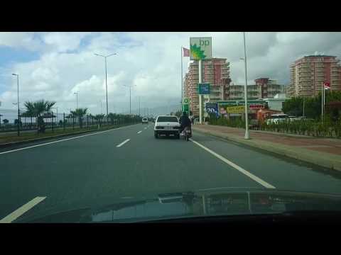 Motor üzerinde ayakla araba itiyor