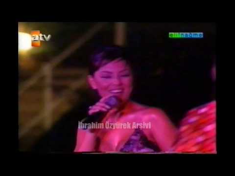Ebru Gündeş, Kıbrıs'ta 30 Ağustos Zafer Bayramını konserinde kutladı (2004 Elifnağme)