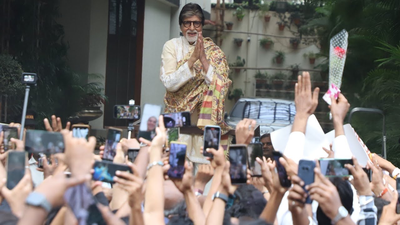 Legendary Amitabh Bachchan ji meeting and greeting fans on the special ...