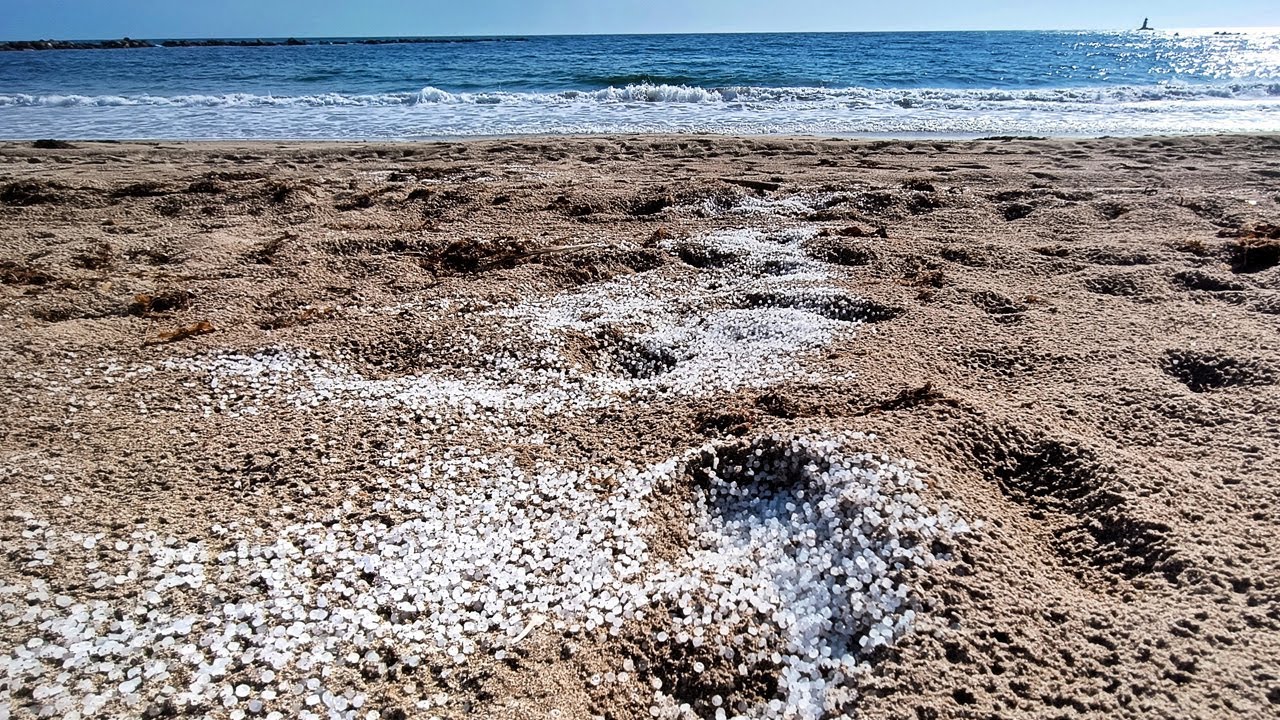 Seguimiento del vertido de pellets en Galicia - YouTube