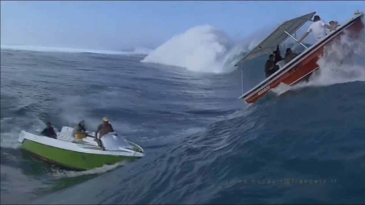 Speed Boat ini Hampir Terbalik Dihamtam Ombak Besar - YouTube