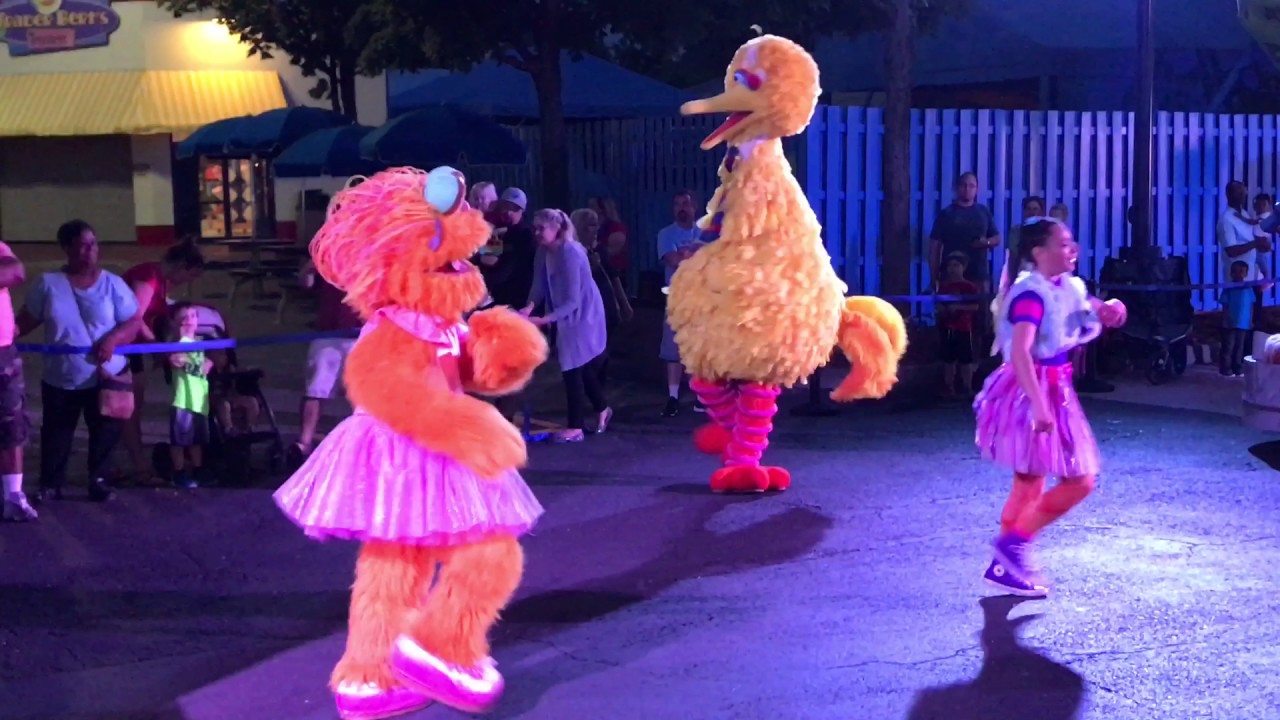 P3 ..Sesame Street firework and Parade... Big Bird, Cookie Monster ...