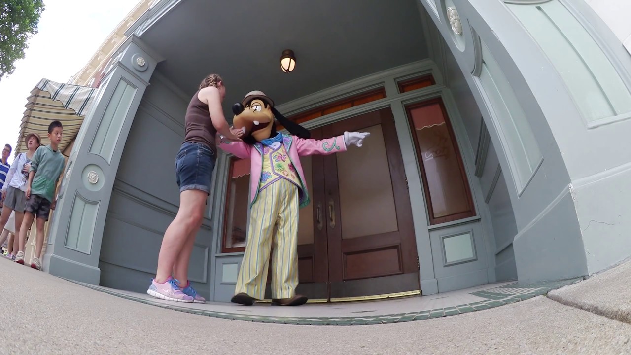 HKDL Summer 2018 day 1 Goofy on Main Street - YouTube