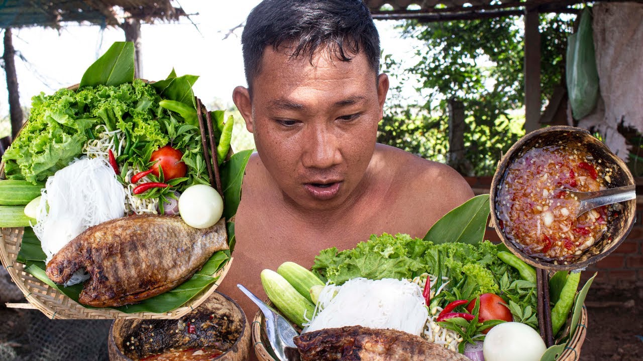 Grill Salty Red Fish Rice Noodle Vegetable Eating With Hot Chili Sauce ...