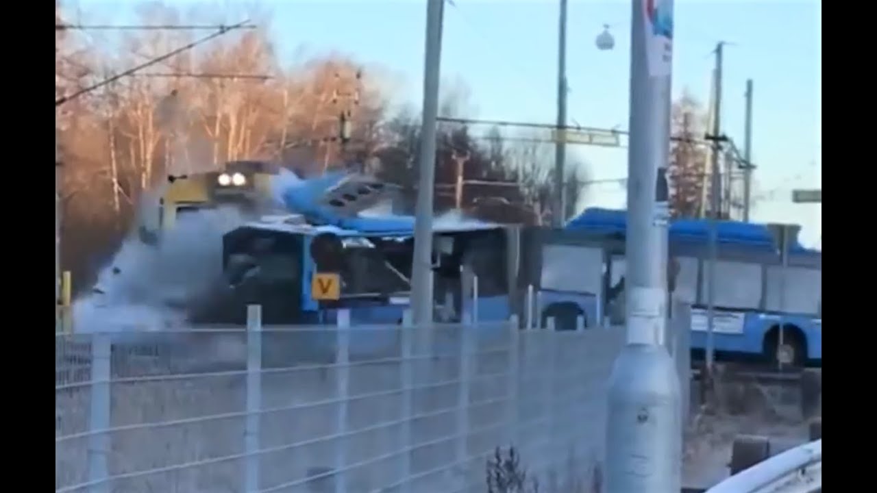 Train crashes into Bus| Wag-12 with double stack container| dual mode ...