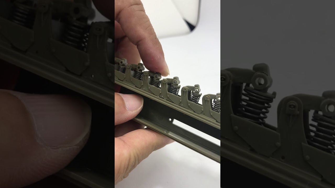 The movable suspension of AFVCLUB’s Churchill tank. - YouTube