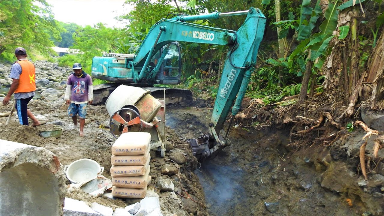 Kobelco Excavator Digging Concrete Hole - YouTube