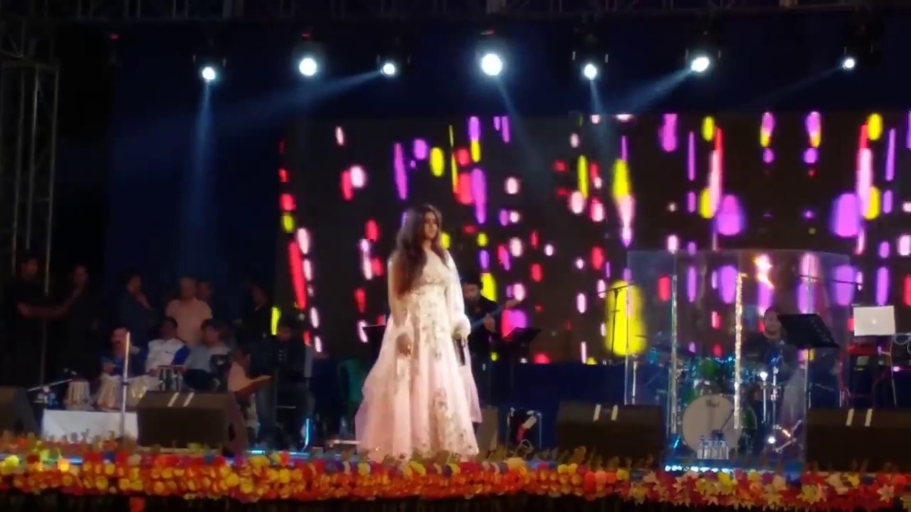 shreya ghoshal live performance | - YouTube