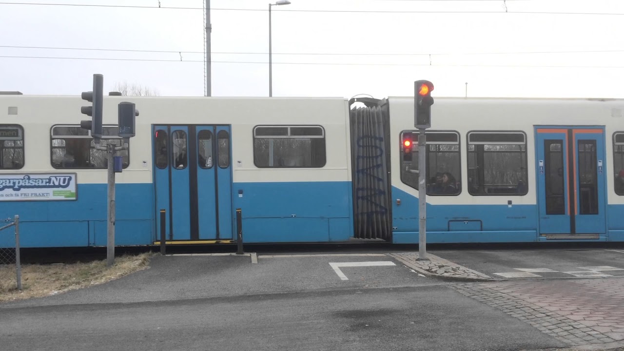 Spårvägskorsning Nya Varvsallén / Swedish light rail level crossing ...