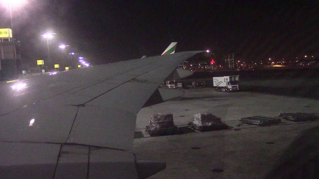 EMIRATES 777-300ER Night Landing at Dubai - YouTube
