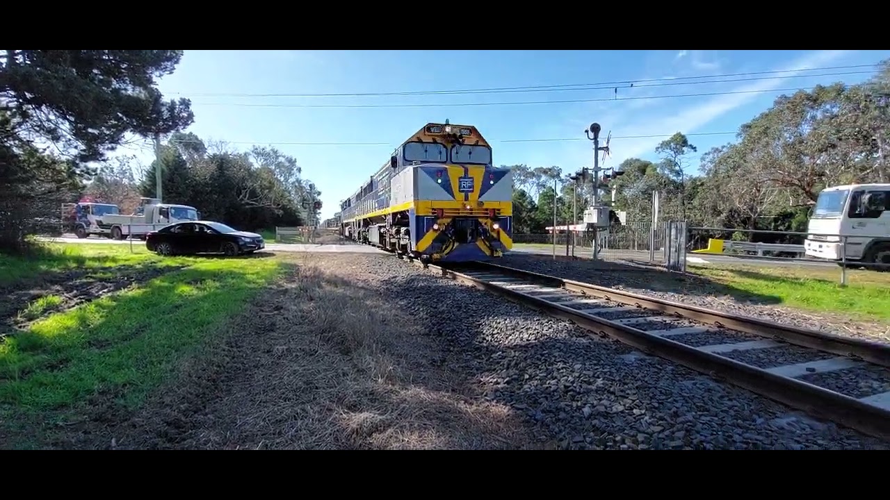 Fast train Friday! Australian track side with Agent Mulder. - YouTube