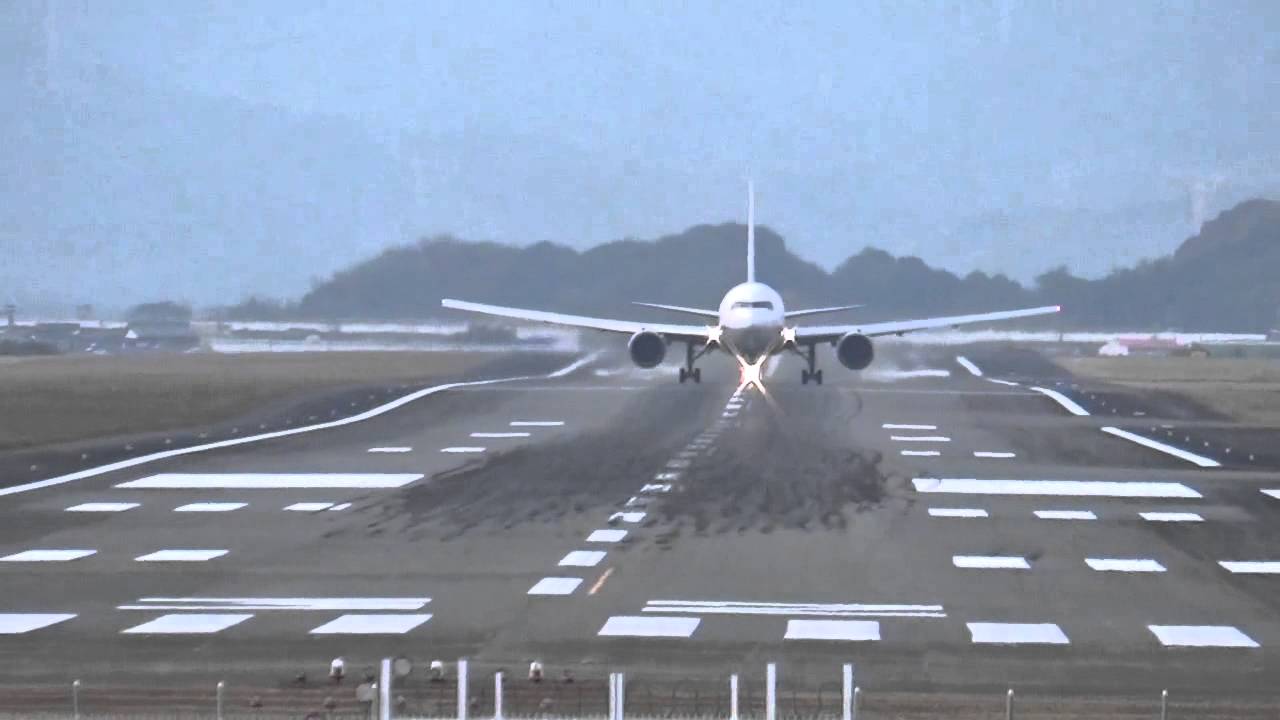 高知龍馬空港 B767-300（ANA 76P）離陸 - YouTube