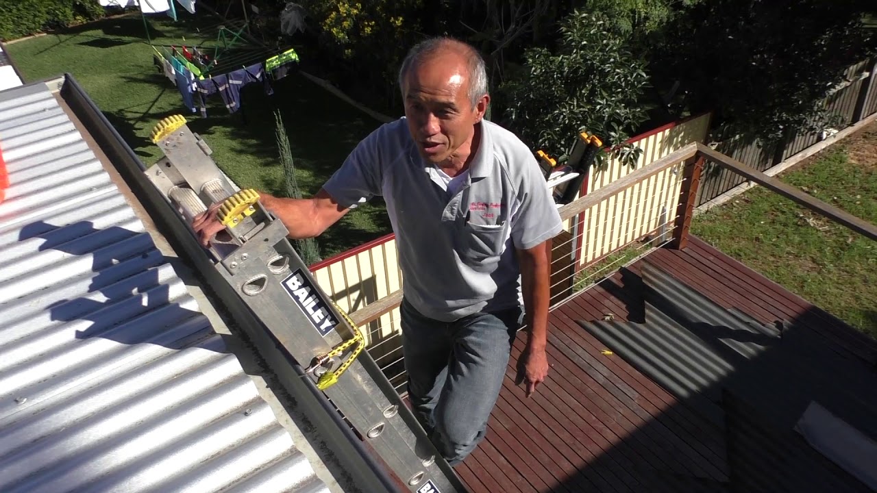 Roof safety with ladders - the top tie tip - YouTube