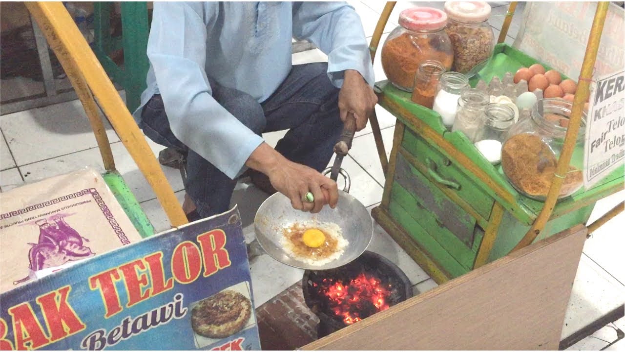 Indonesia Street Food Peddler - Amazing Crispy Egg Pancake - Kerak ...