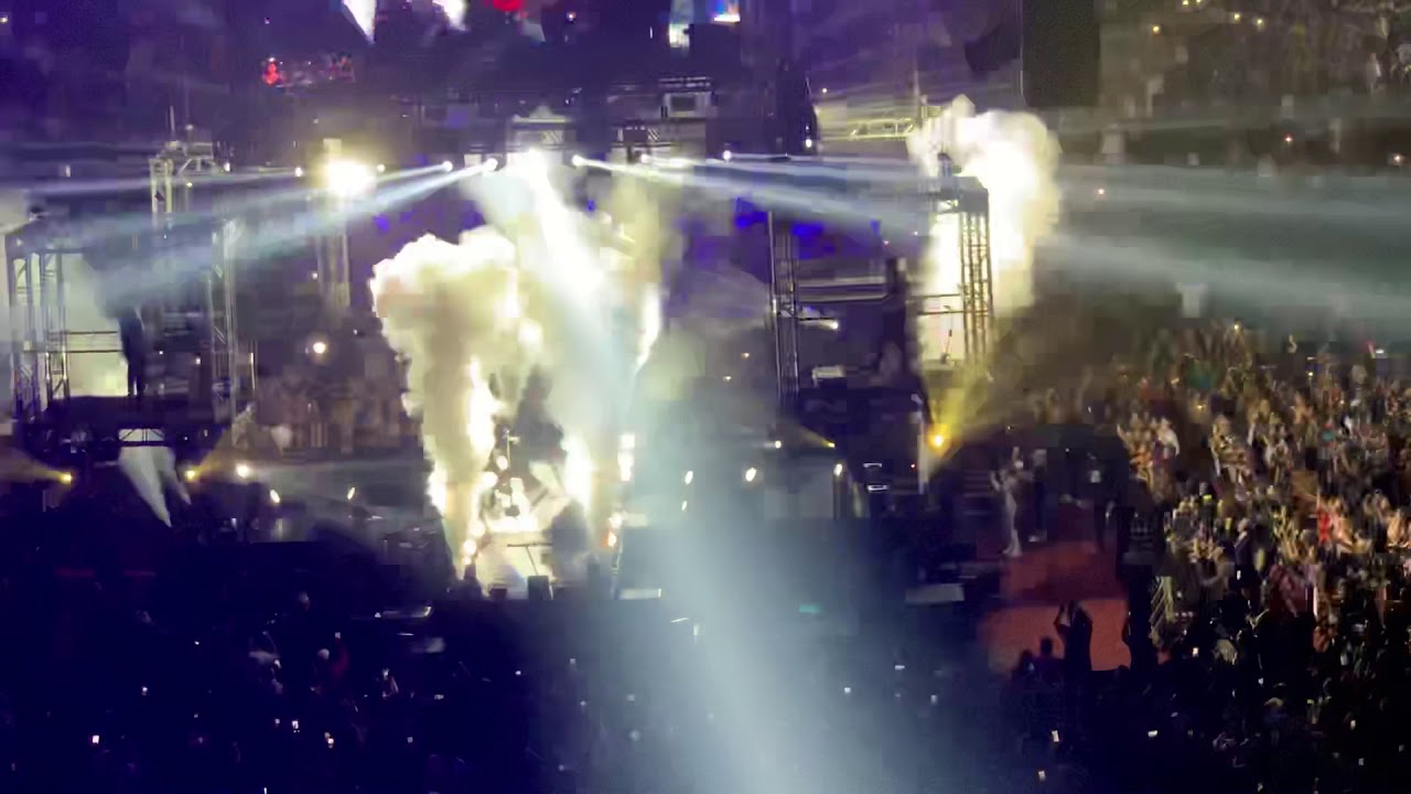 Swea lee at the ozuna concert aura tour 2018 - YouTube