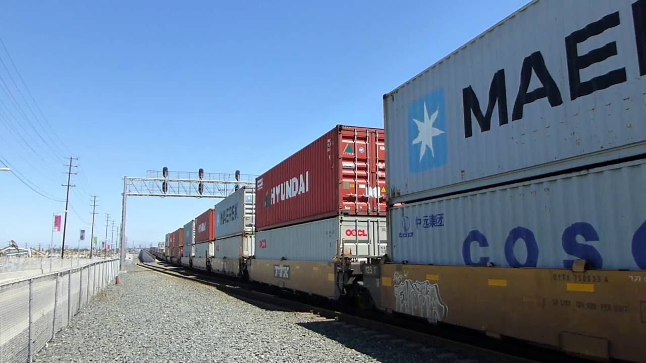 BNSF locomotives with container train in Los Angeles. - YouTube