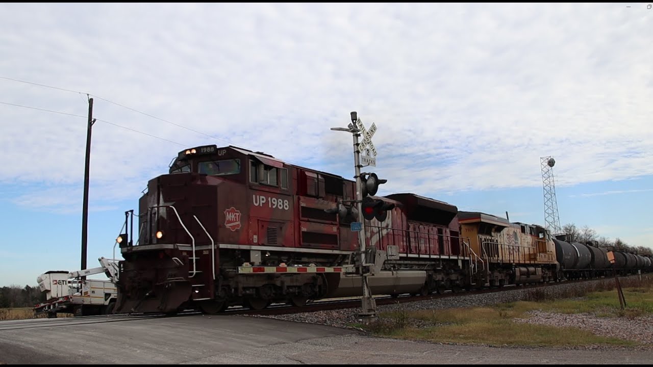 Union Pacific 1988 leads northbound Manifest through China, TX - YouTube