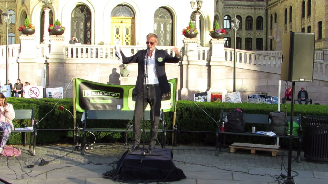 Erlend Efskind Menneskerettsadvokat holder appell foran Stortinget 4 ...