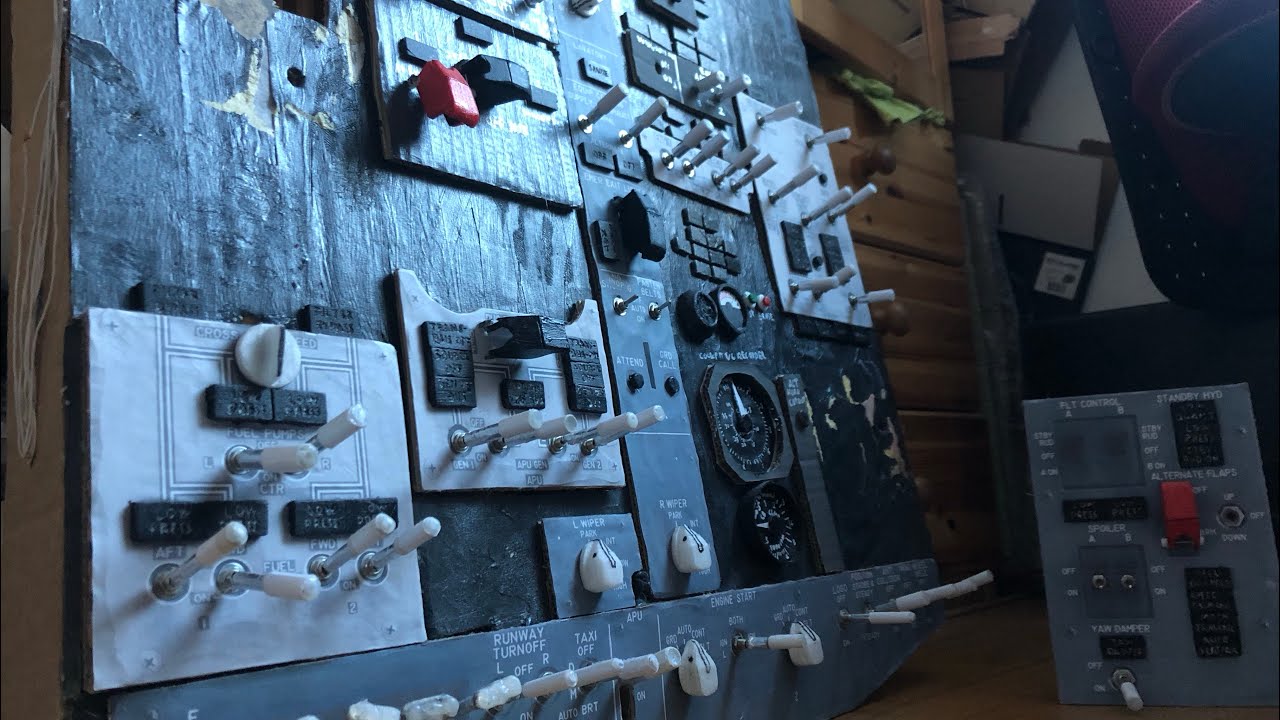 DIY CARDBOARD 737-800 FULL SIZE HOMECOCKPIT running on X-Plane and Mobiflight! (Tour Pt3) - YouTube