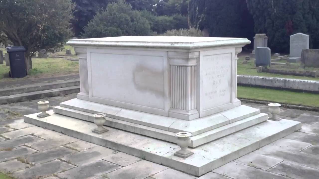 Cardington Cemetery war memorial and R101 grave - YouTube