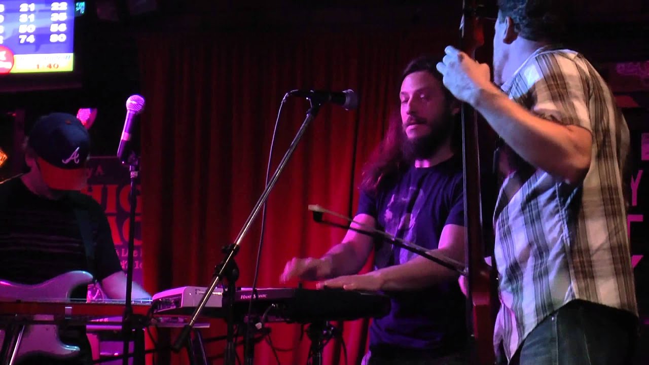 Jukebox Fiasco plays a medley mashup jam - YouTube