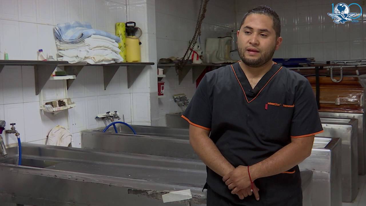 La magia de "revivir a un muerto": embalsamadores - YouTube