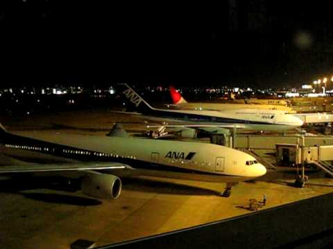 ANA B777-281 Spot In(NH0265 Fukuoka Gate6) - YouTube