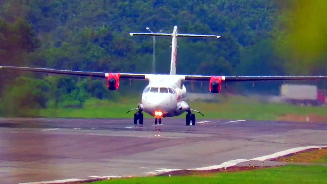 Pesawat Terbang ATR 72-500 Wings Air Take Off (Pesawat Terbang ...