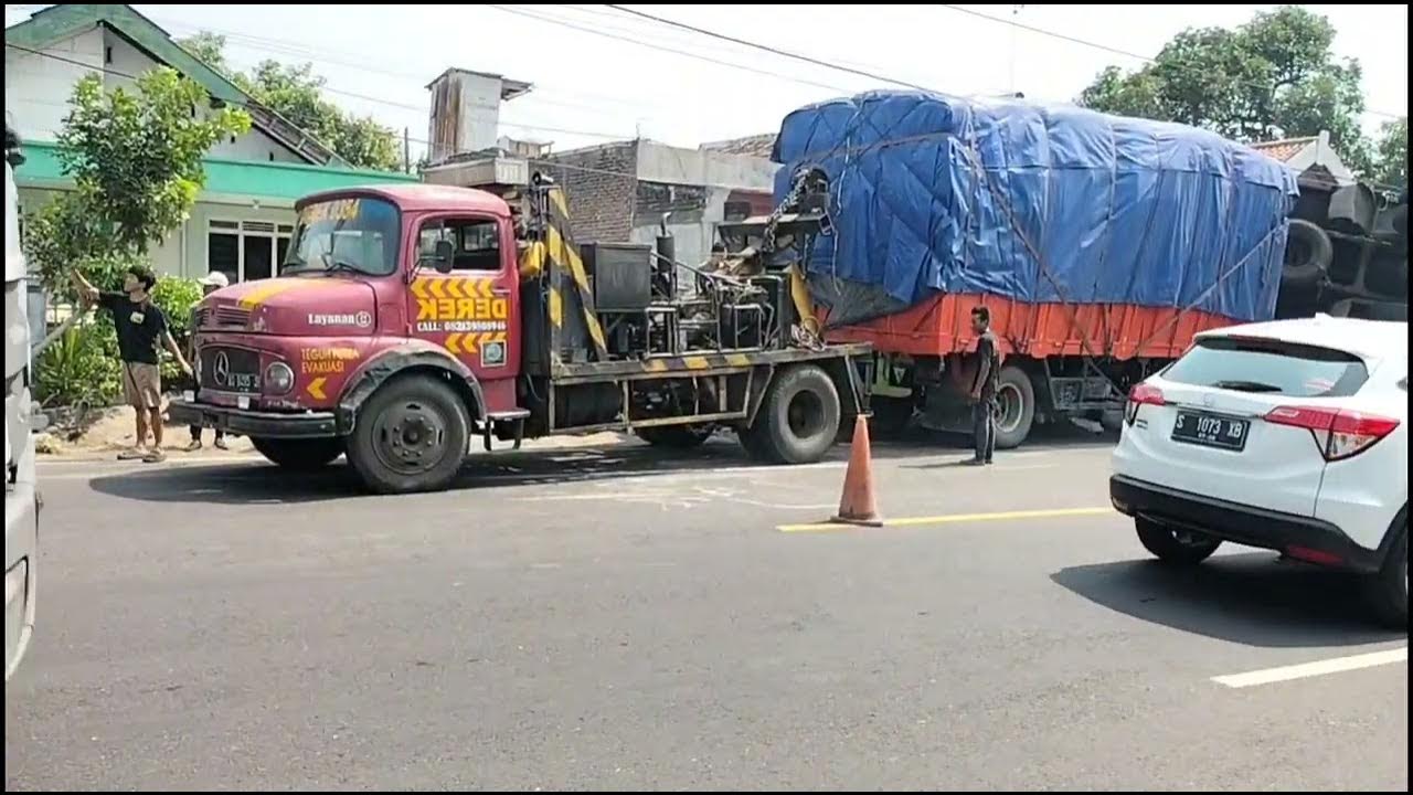 TRUK GANDENG TERGULING TKP GAMPENGREJO AKIBAT MENGHINDARI ORANG PROSES EVAKUASI TUTUP TOTAL ...