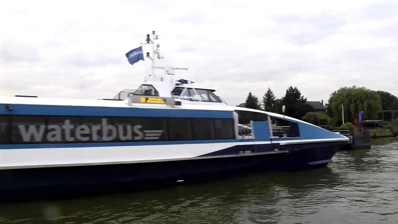 Met de Waterbus van Rotterdam naar de Biesbosch, hier in de haven van ...