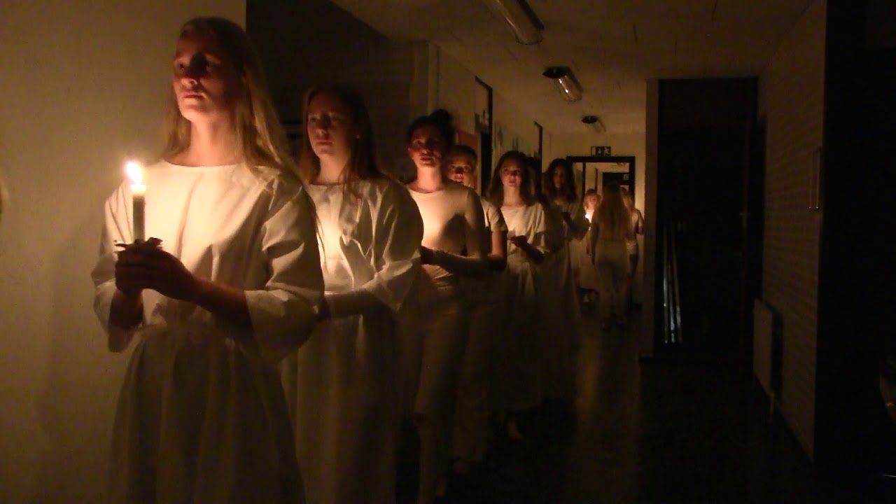 Se alle pigerne i året Sankta Lucia-optog 2018 - YouTube