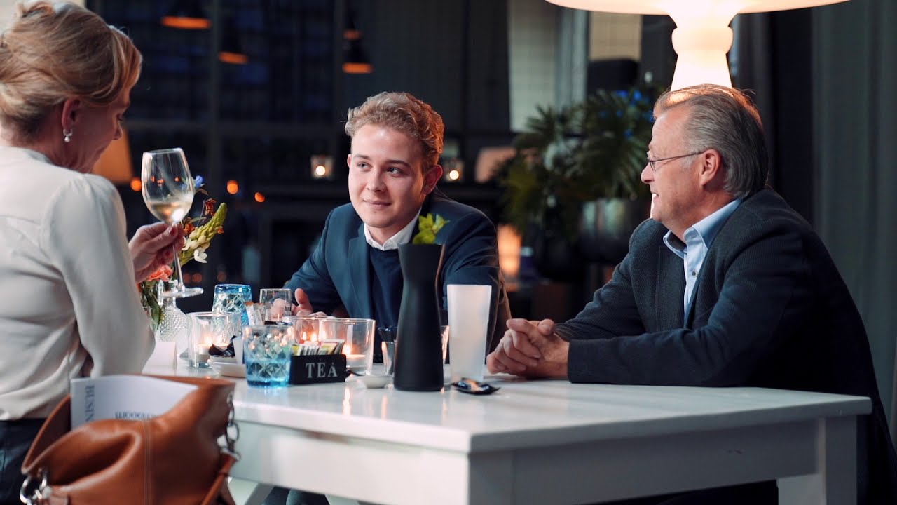 Business School Notenboom: Propedeuse- en diploma-uitreiking - YouTube