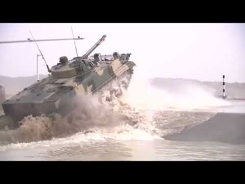 Rus  BMP-3 taktik tekerlekli zırhlı muharebe araçları yarış eğitim pistinde