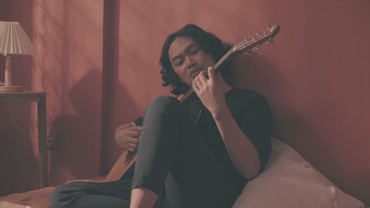 Krisna Trias - Saat Kau Menatapku | Official Visualizer - YouTube