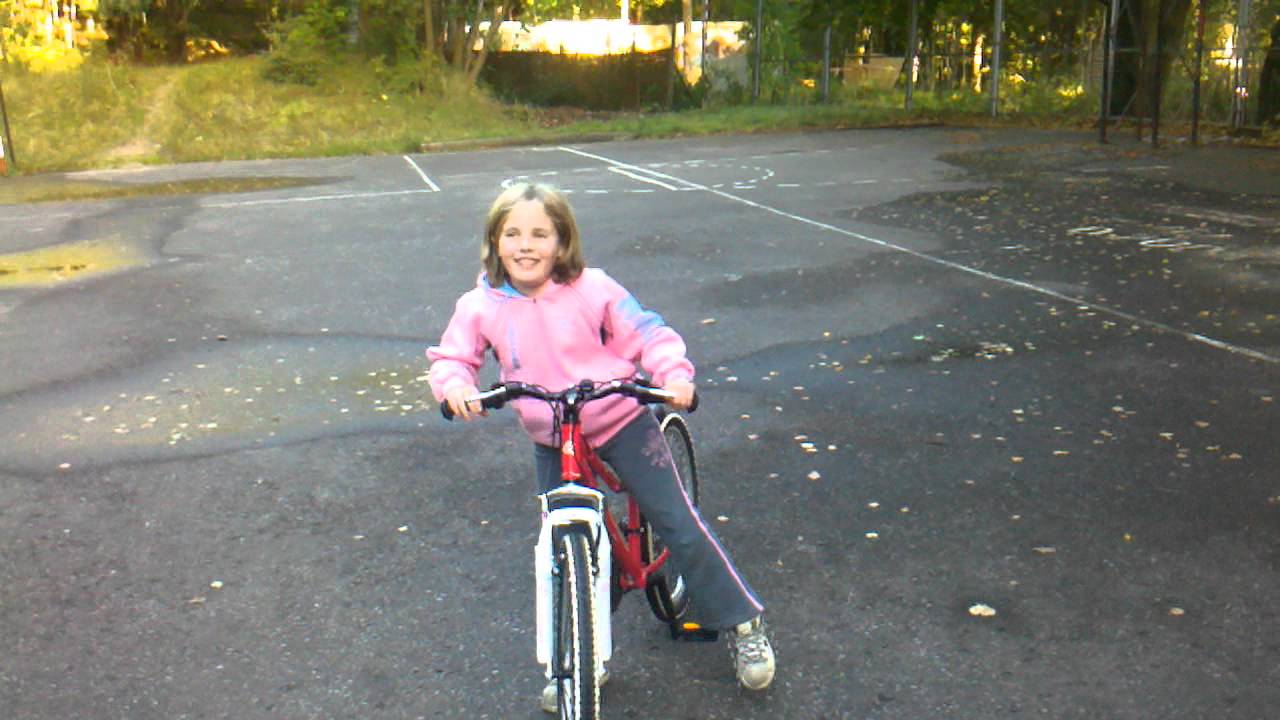 Dziewczynka na rowerze 2012 - YouTube