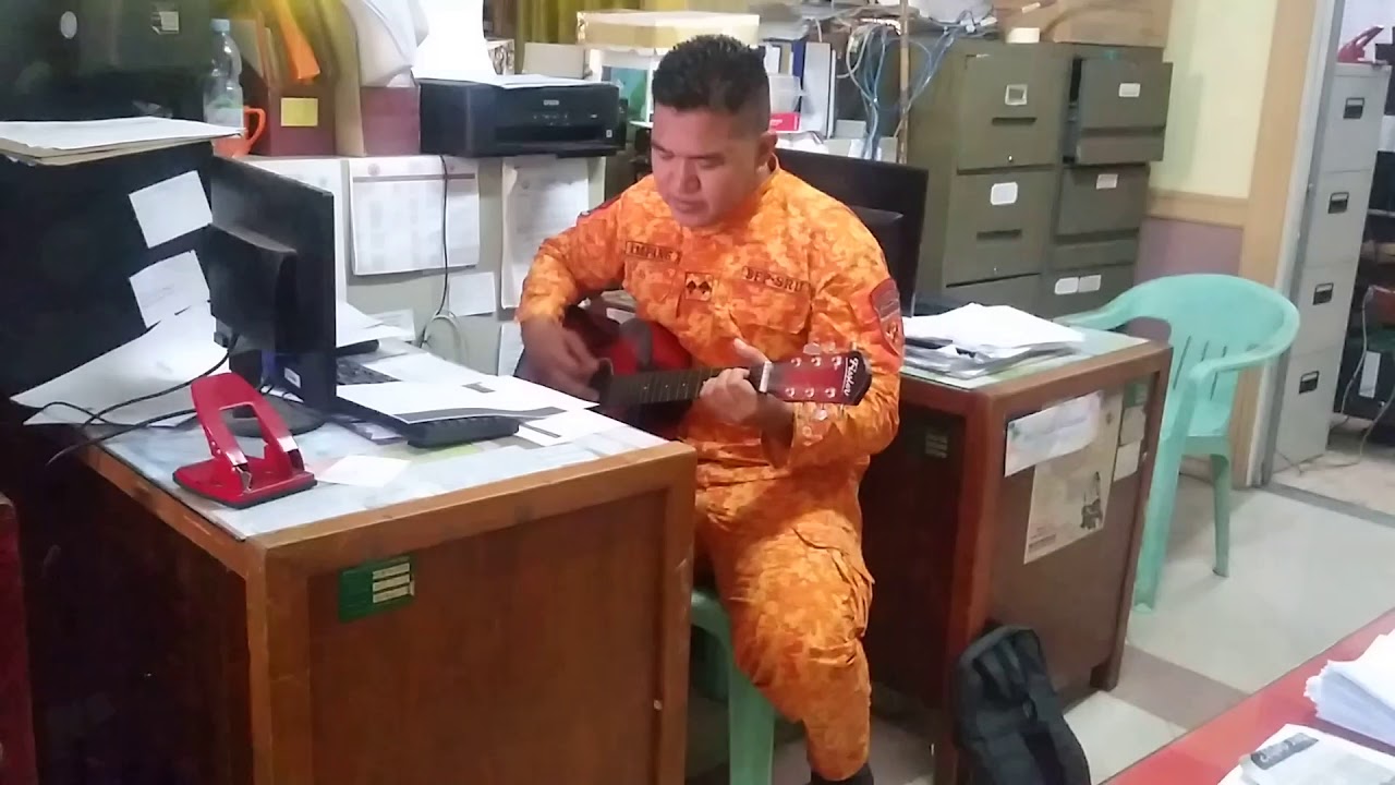 The singing fireman - YouTube