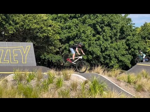 Almost a big crash at Pizzey pump track - YouTube