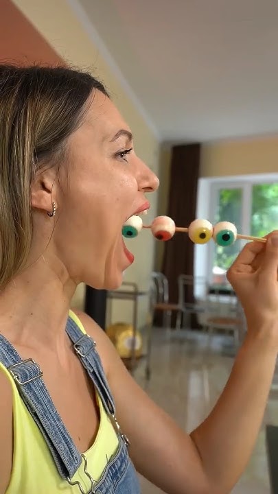 Mom wanted sh2 to eat jelly eyes #music #song - YouTube