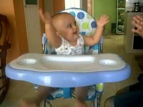 bebe aplaudiendo y riendose bonitooo chistoso - YouTube